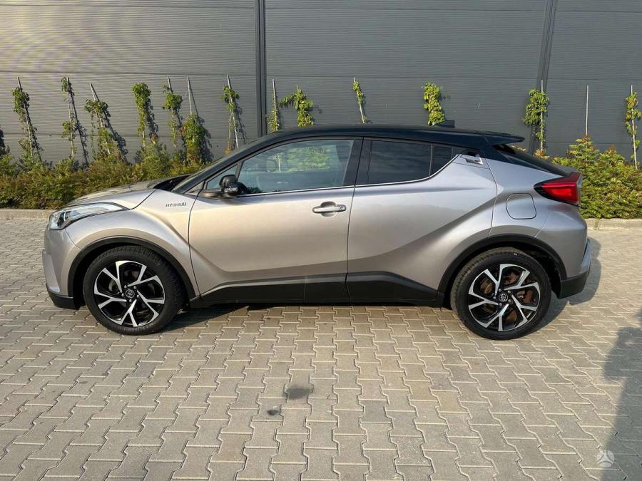 Grey Toyota C-HR 2017 in Vilnius, with an engine capacity of 1.80 L and mileage of 141 thousand km for 16450 €, photo 4 on AUTOMOTO.COM.LV
