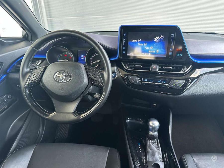 Grey Toyota C-HR 2017 in Vilnius, with an engine capacity of 1.80 L and mileage of 141 thousand km for 16450 €, photo 22 on AUTOMOTO.COM.LV