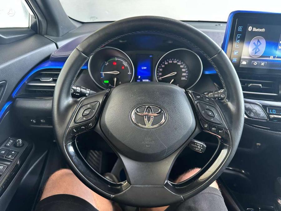 Grey Toyota C-HR 2017 in Vilnius, with an engine capacity of 1.80 L and mileage of 141 thousand km for 16450 €, photo 23 on AUTOMOTO.COM.LV
