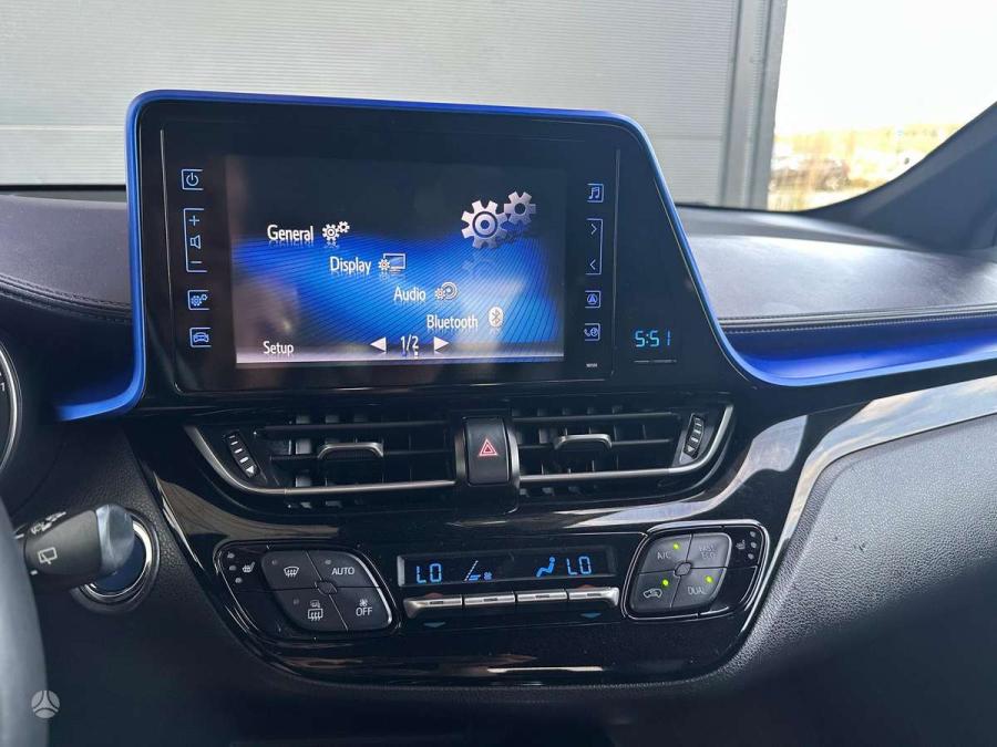 Grey Toyota C-HR 2017 in Vilnius, with an engine capacity of 1.80 L and mileage of 141 thousand km for 16450 €, photo 26 on AUTOMOTO.COM.LV