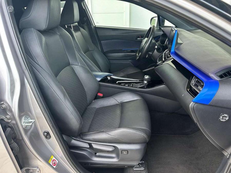 Grey Toyota C-HR 2017 in Vilnius, with an engine capacity of 1.80 L and mileage of 141 thousand km for 16450 €, photo 31 on AUTOMOTO.COM.LV