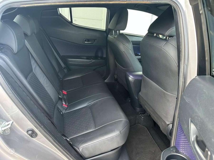 Grey Toyota C-HR 2017 in Vilnius, with an engine capacity of 1.80 L and mileage of 141 thousand km for 16450 €, photo 32 on AUTOMOTO.COM.LV