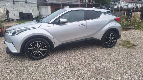Pelēks Toyota C-HR 2017 Kauņa, ar dzinēja tilpumu 1.80 L un nobraukumu 148 tūkst. km par 15650 €, foto 2 vietnē AUTOMOTO.COM.LV