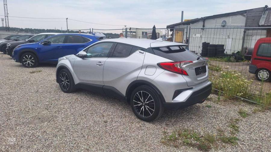 Серый Тойота C-HR 2017 в Каунас, объемом двигателя 1.80 л и пробегом 148 тыс. км за 15650 €, фото 4 на AUTOMOTO.COM.LV