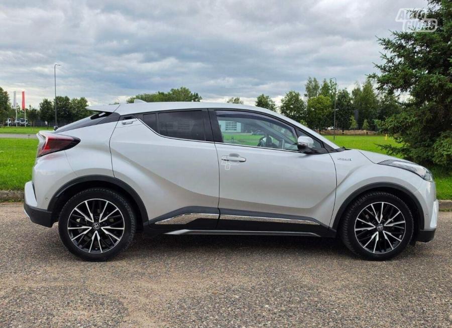 Grey Toyota C-HR 2017 in Kaunas, with an engine capacity of 1.80 L and mileage of 163 thousand km for 15750 €, photo 5 on AUTOMOTO.COM.LV