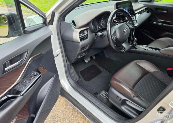 Grey Toyota C-HR 2017 in Kaunas, with an engine capacity of 1.80 L and mileage of 163 thousand km for 15750 €, photo 10 on AUTOMOTO.COM.LV