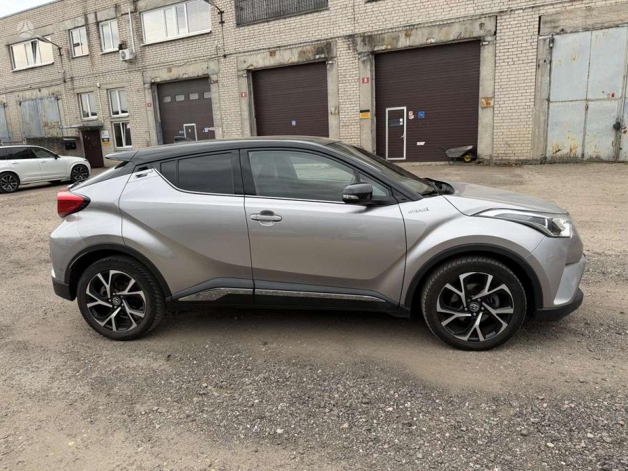 Серый Тойота C-HR 2017 в Вевис, объемом двигателя 1.80 л и пробегом 0 тыс. км за 15500 €, фото 1 на AUTOMOTO.COM.LV