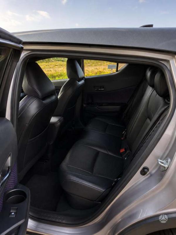 Grey Toyota C-HR 2017 in Vilnius, with an engine capacity of 1.80 L and mileage of 164 thousand km for 15950 €, photo 10 on AUTOMOTO.COM.LV
