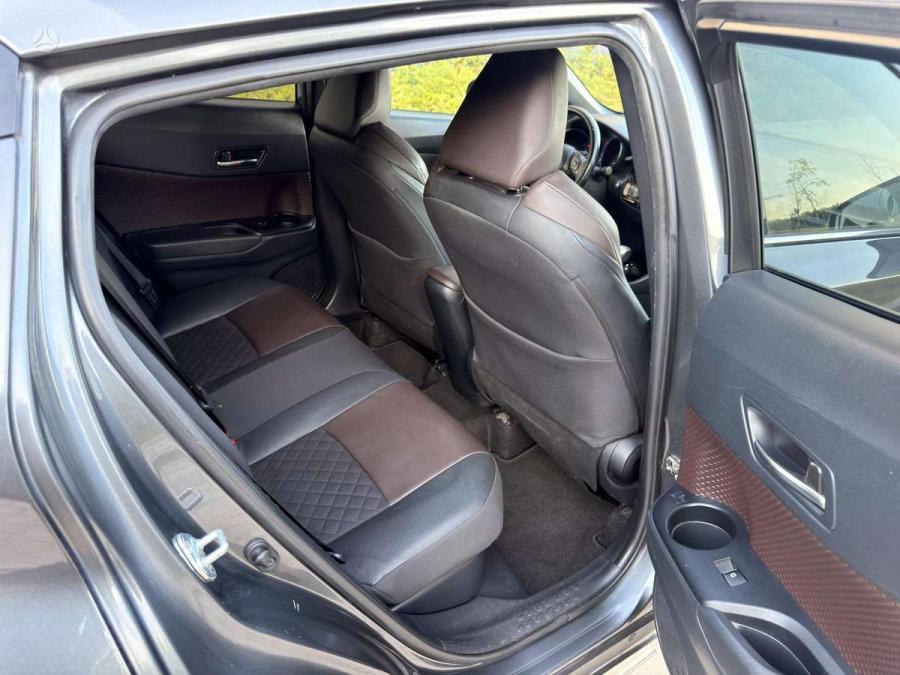 Pelēks Toyota C-HR 2017 Viļņa, ar dzinēja tilpumu 1.80 L un nobraukumu 169 tūkst. km par 15950 €, foto 18 vietnē AUTOMOTO.COM.LV