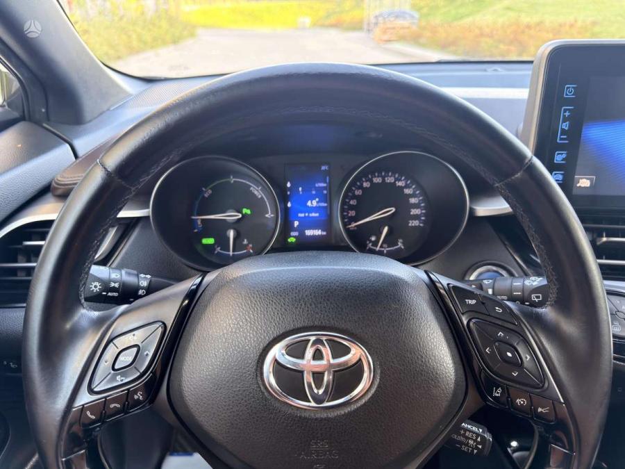 Pelēks Toyota C-HR 2017 Viļņa, ar dzinēja tilpumu 1.80 L un nobraukumu 169 tūkst. km par 15950 €, foto 23 vietnē AUTOMOTO.COM.LV