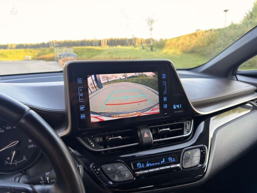 Pelēks Toyota C-HR 2017 Viļņa, ar dzinēja tilpumu 1.80 L un nobraukumu 169 tūkst. km par 15950 €, foto 26 vietnē AUTOMOTO.COM.LV