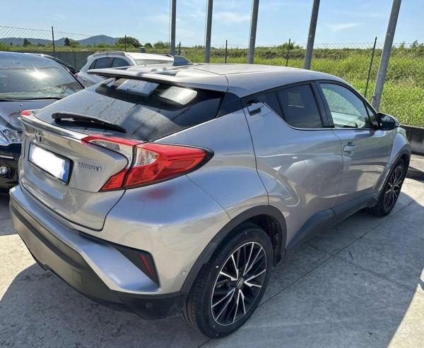 Pelēks Toyota C-HR 2017 Viļņa, ar dzinēja tilpumu 1.80 L un nobraukumu 145 tūkst. km par 16999 €, foto 3 vietnē AUTOMOTO.COM.LV