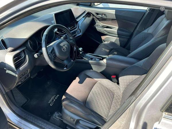 Pelēks Toyota C-HR 2017 Viļņa, ar dzinēja tilpumu 1.80 L un nobraukumu 145 tūkst. km par 16999 €, foto 5 vietnē AUTOMOTO.COM.LV