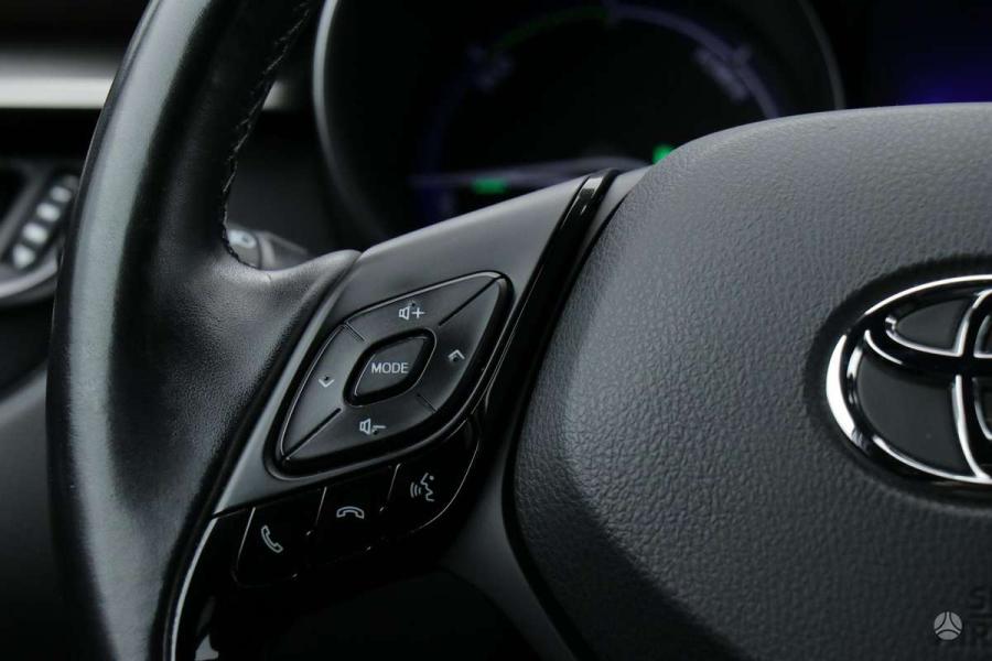 Grey Toyota C-HR 2017 in Vilnius, with an engine capacity of 1.80 L and mileage of 77 thousand km for 20900 €, photo 32 on AUTOMOTO.COM.LV