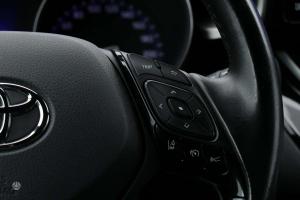 Grey Toyota C-HR 2017 in Vilnius, with an engine capacity of 1.80 L and mileage of 77 thousand km for 20900 €, photo 33 on AUTOMOTO.COM.LV