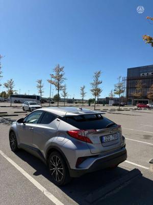Pelēks Toyota C-HR 2017 Klaipėda, ar dzinēja tilpumu 1.80 L un nobraukumu 214 tūkst. km par 14500 €, foto 4 vietnē AUTOMOTO.COM.LV