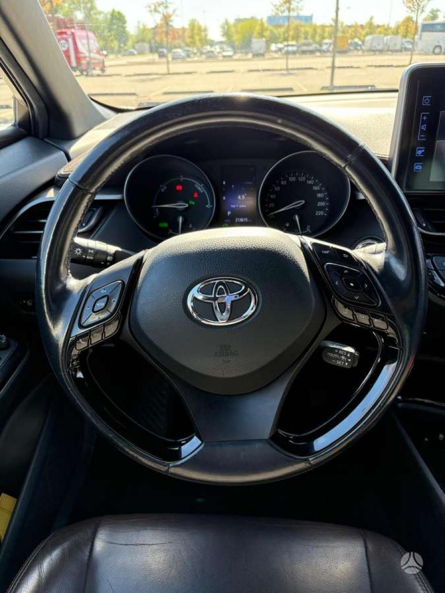 Pelēks Toyota C-HR 2017 Klaipėda, ar dzinēja tilpumu 1.80 L un nobraukumu 214 tūkst. km par 14500 €, foto 9 vietnē AUTOMOTO.COM.LV