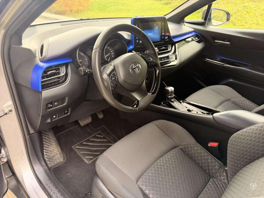 Серый Тойота C-HR 2017 в Вильнюс, объемом двигателя 1.80 л и пробегом 119 тыс. км за 17850 €, фото 19 на AUTOMOTO.COM.LV