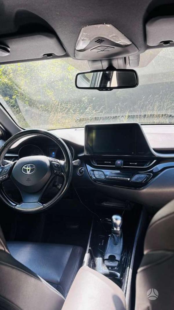 Toyota C-HR 2017 in Alytus on AUTOMOTO.COM.LV Grey Toyota C-HR 2017 in Alytus, with an engine capacity of 1.20 L and mileage of 133 thousand km for 12000 €, photo 6 on AUTOMOTO.COM.LV