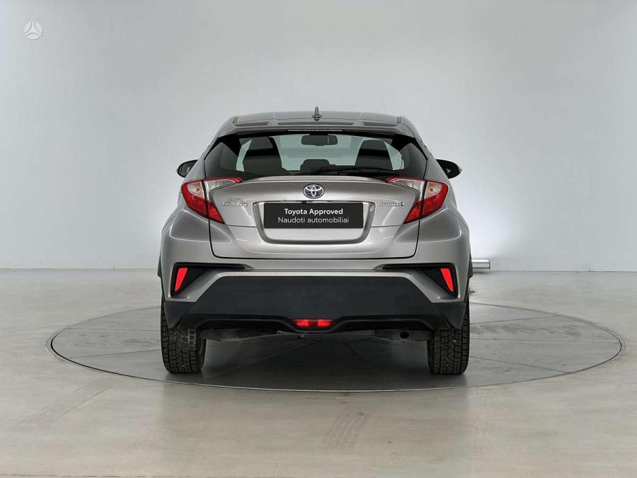 Grey Toyota C-HR 2017 in Vilnius, with an engine capacity of 1.80 L and mileage of 164 thousand km for 16900 €, photo 5 on AUTOMOTO.COM.LV