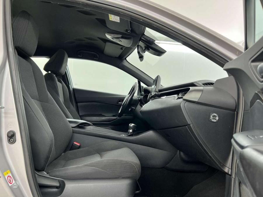 Grey Toyota C-HR 2017 in Vilnius, with an engine capacity of 1.80 L and mileage of 164 thousand km for 16900 €, photo 7 on AUTOMOTO.COM.LV