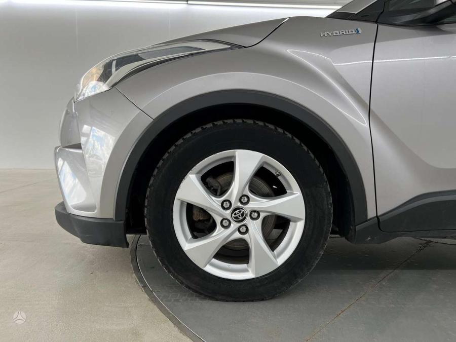 Grey Toyota C-HR 2017 in Vilnius, with an engine capacity of 1.80 L and mileage of 164 thousand km for 16900 €, photo 16 on AUTOMOTO.COM.LV
