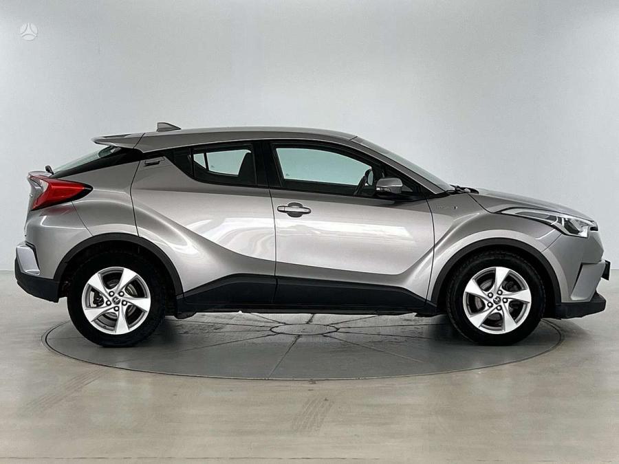 Grey Toyota C-HR 2017 in Vilnius, with an engine capacity of 1.80 L and mileage of 164 thousand km for 16900 €, photo 17 on AUTOMOTO.COM.LV