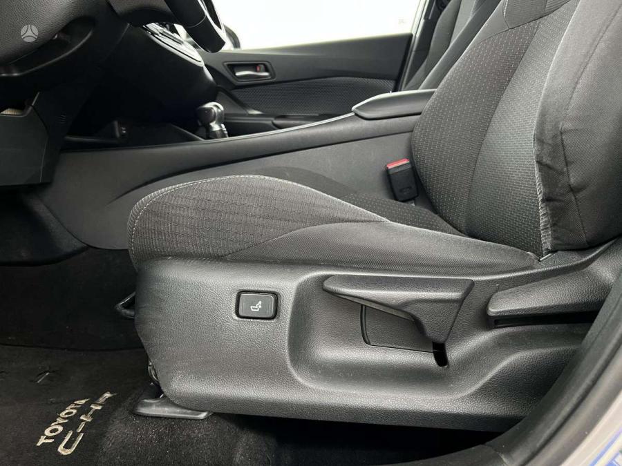Grey Toyota C-HR 2017 in Vilnius, with an engine capacity of 1.80 L and mileage of 164 thousand km for 16900 €, photo 26 on AUTOMOTO.COM.LV