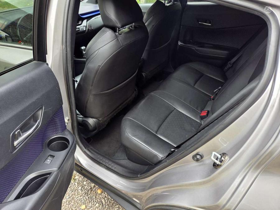 Pelēks Toyota C-HR 2017 Kauņa, ar dzinēja tilpumu 1.80 L un nobraukumu 162 tūkst. km par 15250 €, foto 12 vietnē AUTOMOTO.COM.LV