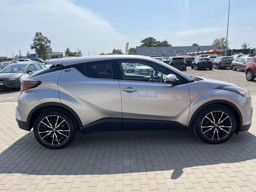 Серый Тойота C-HR 2017 в Шяуляй, объемом двигателя 1.80 л и пробегом 242 тыс. км за 13900 €, фото 3 на AUTOMOTO.COM.LV