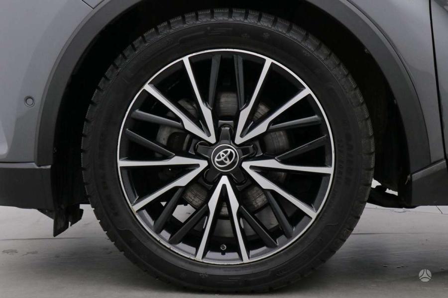 Серый Тойота C-HR 2017 в Вильнюс, объемом двигателя 1.80 л и пробегом 77 тыс. км за 20900 €, фото 17 на AUTOMOTO.COM.LV
