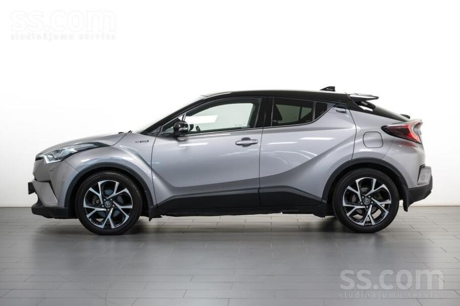Grey Toyota C-HR 2017 in Riga, with an engine capacity of 1.80 L and mileage of 135 thousand km for 17500 €, photo 3 on AUTOMOTO.COM.LV