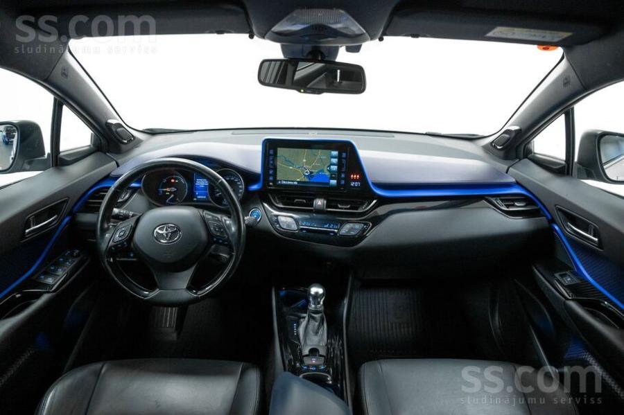 Grey Toyota C-HR 2017 in Riga, with an engine capacity of 1.80 L and mileage of 135 thousand km for 17500 €, photo 10 on AUTOMOTO.COM.LV