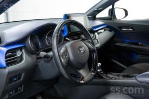 Grey Toyota C-HR 2017 in Riga, with an engine capacity of 1.80 L and mileage of 135 thousand km for 17500 €, photo 26 on AUTOMOTO.COM.LV