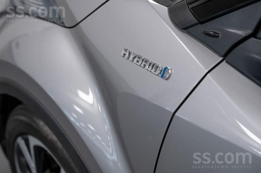 Grey Toyota C-HR 2017 in Riga, with an engine capacity of 1.80 L and mileage of 135 thousand km for 17500 €, photo 28 on AUTOMOTO.COM.LV
