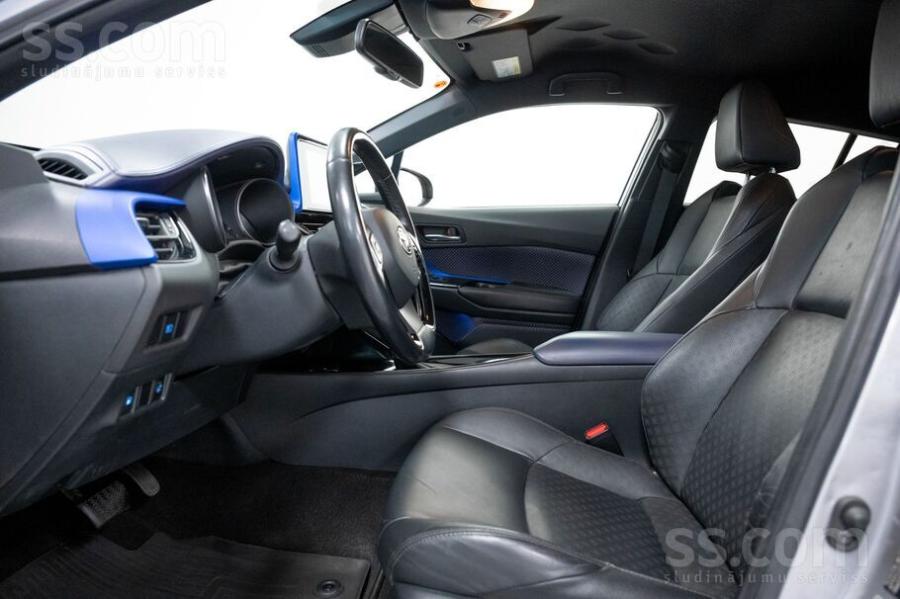 Grey Toyota C-HR 2017 in Riga, with an engine capacity of 1.80 L and mileage of 135 thousand km for 17500 €, photo 33 on AUTOMOTO.COM.LV