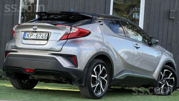 Grey Toyota C-HR 2017 in Riga, with an engine capacity of 1.80 L and mileage of 111 thousand km for 16950 €, photo 4 on AUTOMOTO.COM.LV