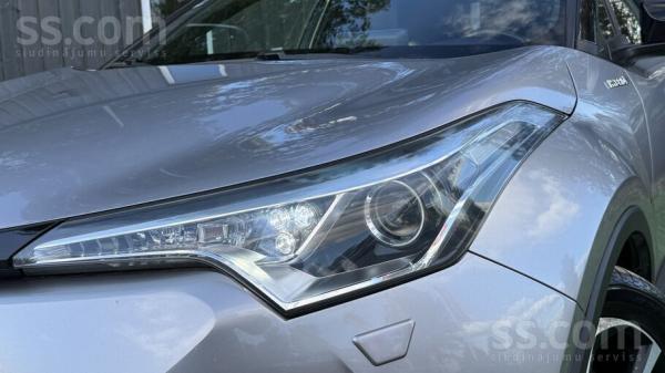 Grey Toyota C-HR 2017 in Riga, with an engine capacity of 1.80 L and mileage of 111 thousand km for 16950 €, photo 6 on AUTOMOTO.COM.LV