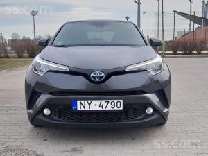 Серый Тойота C-HR 2018 в Рига, объемом двигателя 1.80 л и пробегом 230 тыс. км за 25555 €, фото 2 на AUTOMOTO.COM.LV