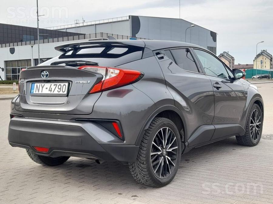 Серый Тойота C-HR 2018 в Рига, объемом двигателя 1.80 л и пробегом 230 тыс. км за 25555 €, фото 3 на AUTOMOTO.COM.LV