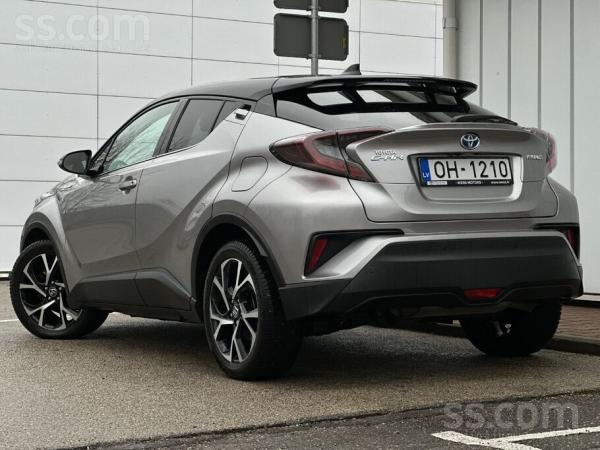 Серый Тойота C-HR 2018 в Рига, объемом двигателя 1.80 л и пробегом 85 тыс. км за 18500 €, фото 3 на AUTOMOTO.COM.LV