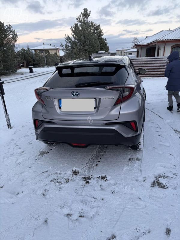 Pelēks Toyota C-HR 2018 Viļņa, ar dzinēja tilpumu 1.80 L un nobraukumu 160 tūkst. km par 18000 €, foto 3 vietnē AUTOMOTO.COM.LV