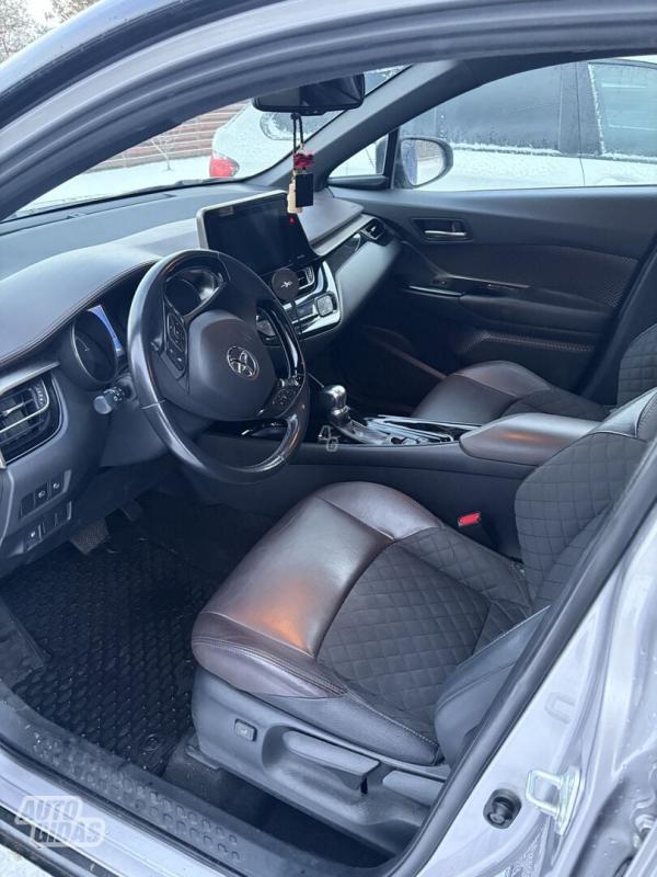 Pelēks Toyota C-HR 2018 Viļņa, ar dzinēja tilpumu 1.80 L un nobraukumu 160 tūkst. km par 18000 €, foto 5 vietnē AUTOMOTO.COM.LV