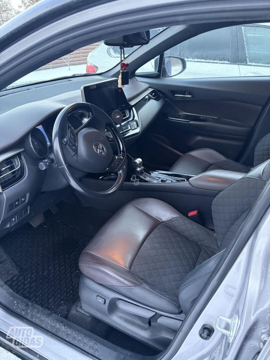Grey Toyota C-HR 2018 in Vilnius, with an engine capacity of 1.80 L and mileage of 160 thousand km for 18000 €, photo 5 on AUTOMOTO.COM.LV