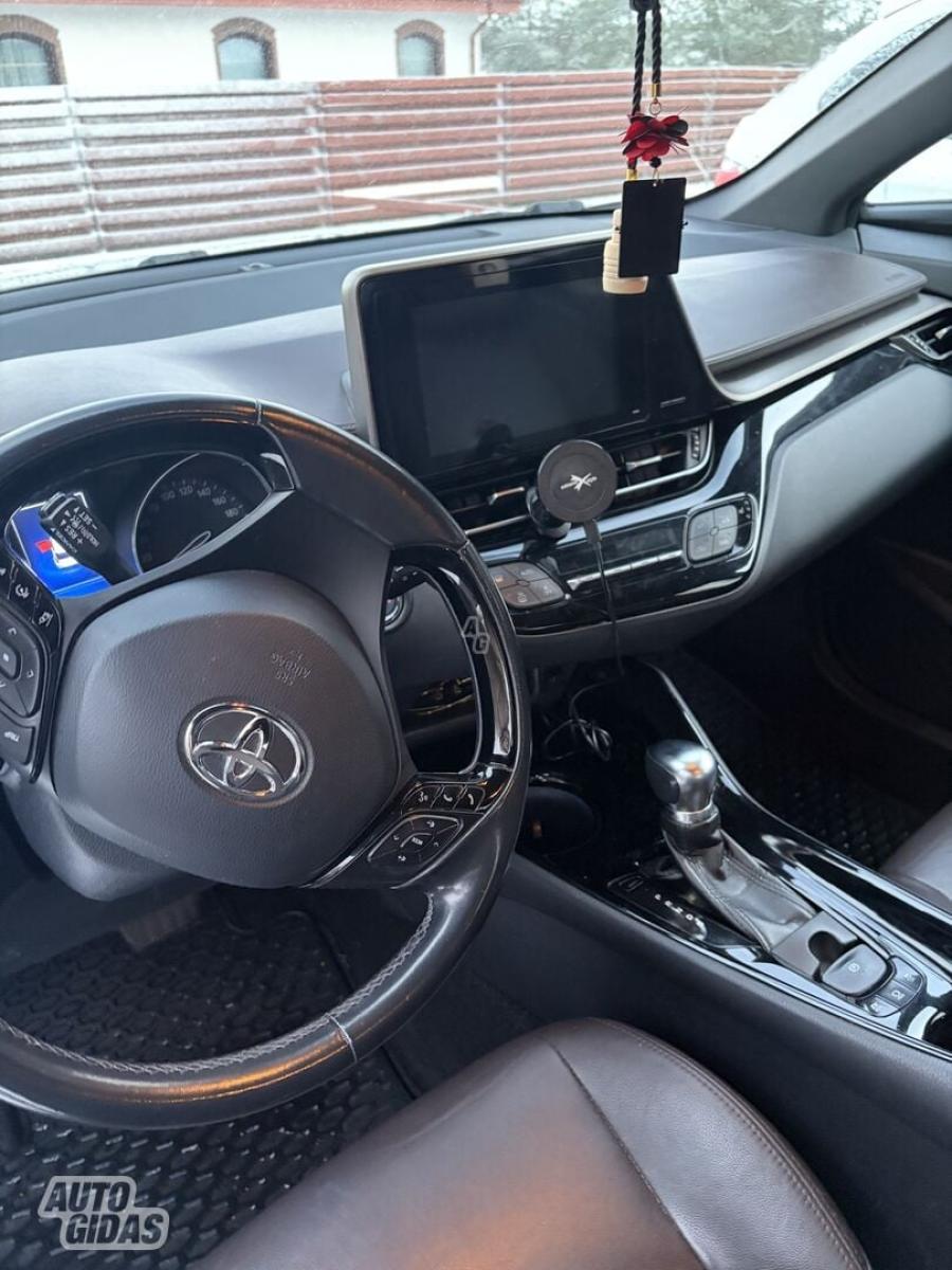 Grey Toyota C-HR 2018 in Vilnius, with an engine capacity of 1.80 L and mileage of 160 thousand km for 18000 €, photo 8 on AUTOMOTO.COM.LV