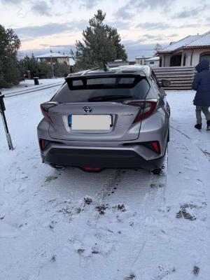 Pelēks Toyota C-HR 2018 Viļņa, ar dzinēja tilpumu 1.80 L un nobraukumu 160 tūkst. km par 18000 €, foto 3 vietnē AUTOMOTO.COM.LV