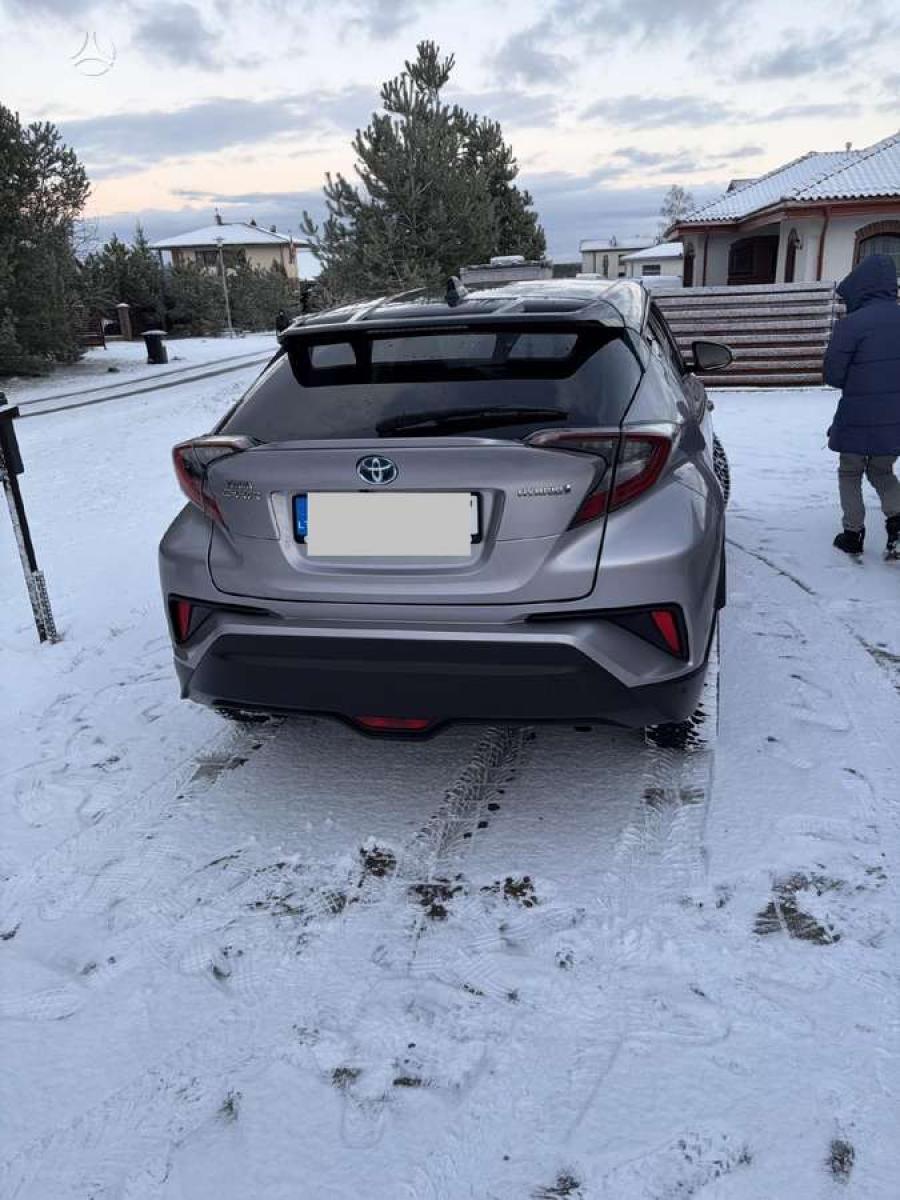 Pelēks Toyota C-HR 2018 Viļņa, ar dzinēja tilpumu 1.80 L un nobraukumu 160 tūkst. km par 18000 €, foto 3 vietnē AUTOMOTO.COM.LV