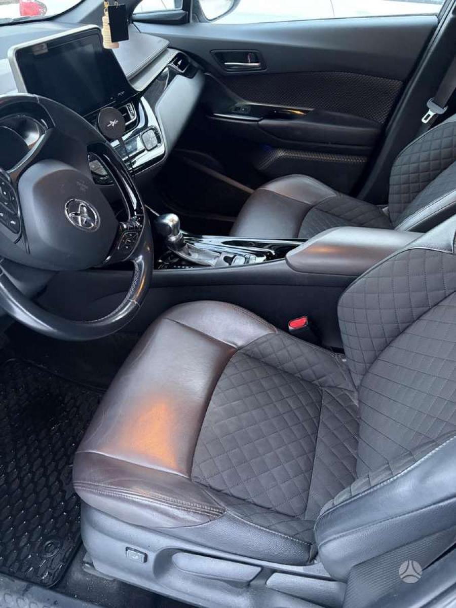 Pelēks Toyota C-HR 2018 Viļņa, ar dzinēja tilpumu 1.80 L un nobraukumu 160 tūkst. km par 18000 €, foto 8 vietnē AUTOMOTO.COM.LV