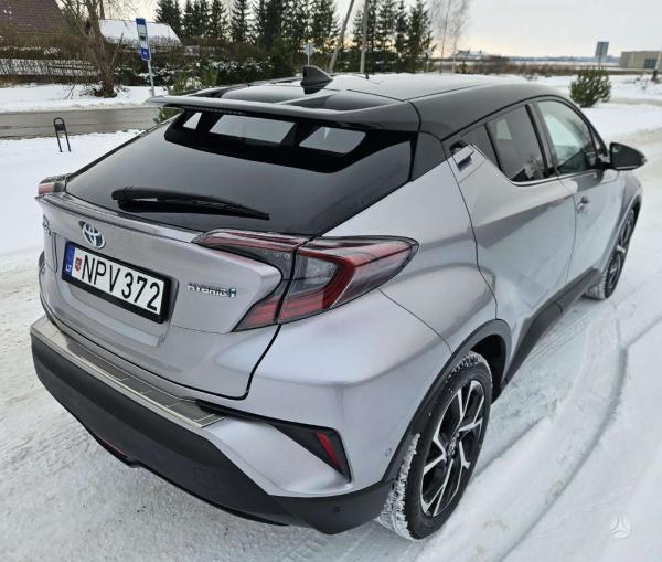 Grey Toyota C-HR 2018 in Siauliai, with an engine capacity of 1.80 L and mileage of 41 thousand km for 16700 €, photo 4 on AUTOMOTO.COM.LV