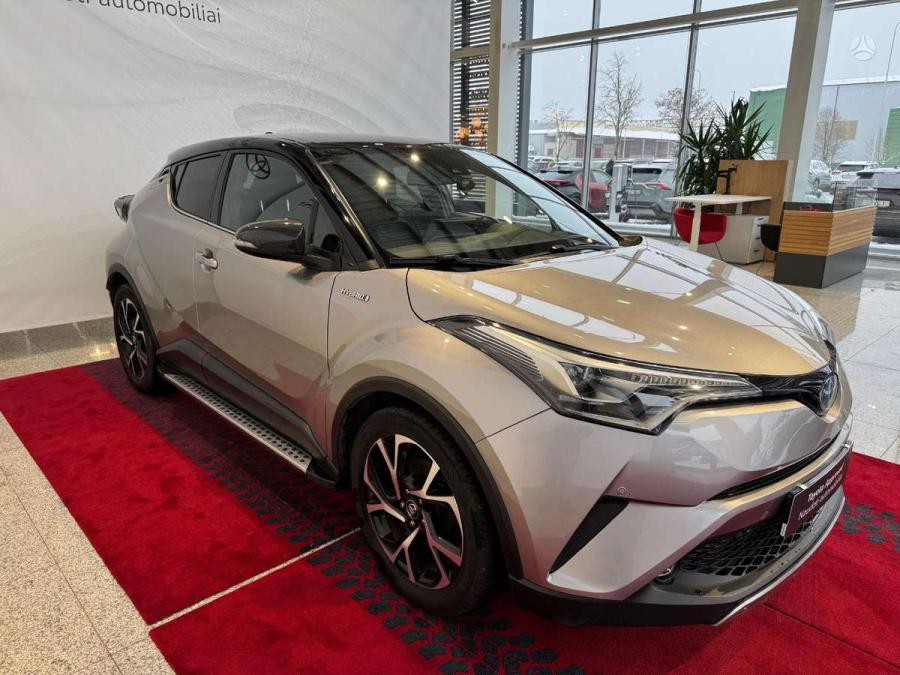 Pelēks Toyota C-HR 2018 Šauļi, ar dzinēja tilpumu 1.80 L un nobraukumu 54 tūkst. km par 19900 €, foto 2 vietnē AUTOMOTO.COM.LV